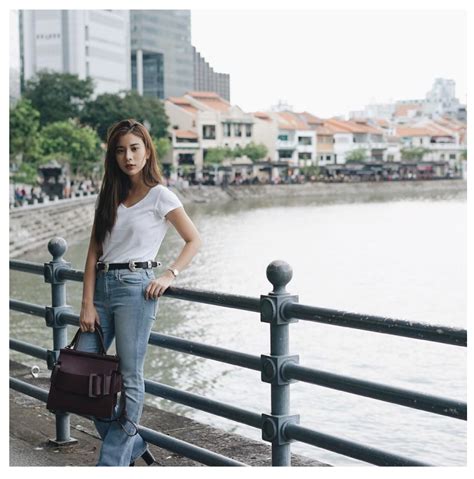 แอบส่องแฟชั่น ‘ เสื้อขาว ยีนส์ ในสไตล์ของ 10 เซเลป แต่งน้อย แต่ดูดีมาก