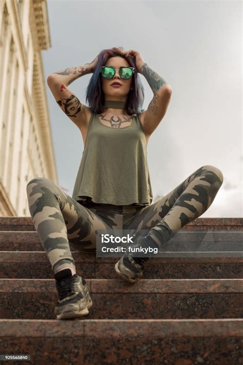 젊은 예쁜 여자 거리 근접 Hipster 초상화 패션 모델 선글라스 귀여운 길거리 사진 포즈 가냘픈에 대한 스톡 사진 및 기타 이미지 Istock