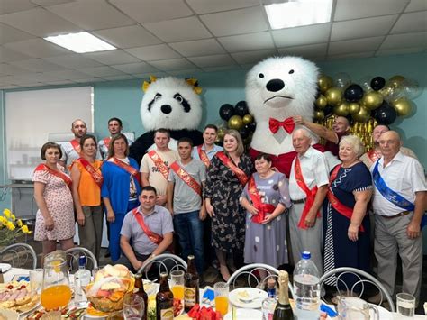Панда с Потапом пришли на вечер встречи выпускников 拾 20 лет спустя они снова встретились 珞