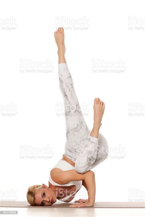 요가 스포츠 교육 및 라이프 스타일 개념화이트 운동복 요가 연습을 하 고 있는 젊은 금발 여성 Devaduuta 판 나 아사 나 또는 타락 천사 포즈 건강한 생활방식에 대한