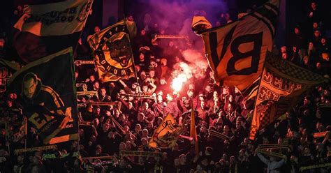 Champions League Feuerwerkskörper Fliegen Aus Dem Bvb Block Auf Das