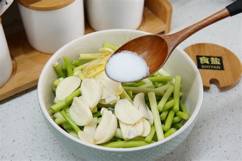 奶奶做的腌蒜苔一次腌10斤不够吃酸爽辛香老一辈做法就是好 搜狐大视野 搜狐新闻