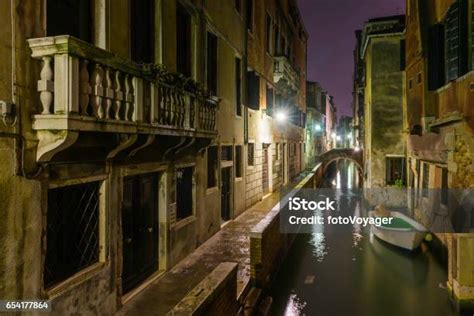 조용 하 고 베니스 운하 골목길 밤 이탈리아에 등불으로 조명 0명에 대한 스톡 사진 및 기타 이미지 0명 25 센트 가로등 Istock
