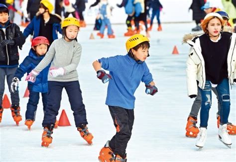 팔 걷어붙이고 스케이트 타는 어린이들 한국경제