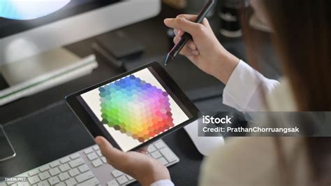 그래픽 태블릿에서 색상 선택에 대한 작업과 웹 디자인의 젊은 여성 크리에이티브 아티스트 개념에 대한 스톡 사진 및 기타 이미지 개념 개념과 주제 기술 Istock
