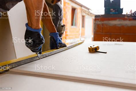 작업자는 메스로 석고를 자르고 측정 테이프는 건축 현장의 작업장에서 석고 보드에 설정됩니다 3차원 형태에 대한 스톡 사진 및 기타 이미지 Istock
