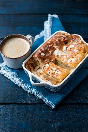 아침 식사에 대 한 아몬드 블루 수건을 검은색에 거품과 향기로운 커피와 달콤한 홈메이드 파이 갈색에 대한 스톡 사진 및 기타 이미지 Istock