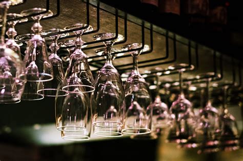 빈 칵테일 및 와인 안경에 인테리어 배경 바 인공 조명을 만듭니다 반사와 섬광 유리에 중앙의 이미지에서 선택적 초점입니다 0명에 대한 스톡 사진 및 기타 이미지 Istock