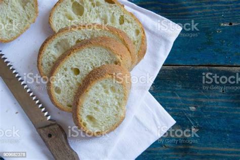 신선한 수 제 빵의 상위 뷰 텍스트 위한 공간을 가진 소박한 블루 테이블에 조각으로 잘라 갈색에 대한 스톡 사진 및 기타 이미지