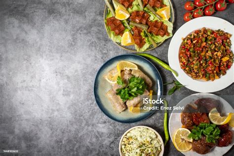 전통적인 터키와 그리스 저녁 식사 전채 테이블을 볼 수 있습니다 지중해 전채 개념 공간을 복사합니다 생 미트볼 구운 가지 샐러드 가부르다기 샐러드 박제 고추 양배추 롤 0