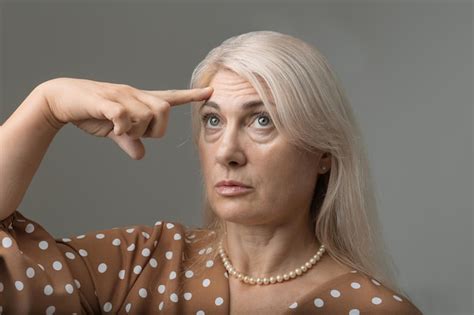 Retrato Aproximado De Uma Mulher De Meia Idade Mostrando Sua Pele De Perto Mostrando Rugas Na