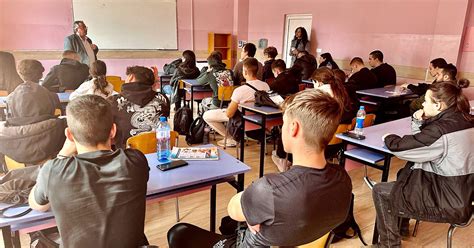 Преподавател във ВУСИ със супер интересна лекция за разузнавателните средства в 55 СУ „Петко