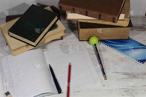 书，带笔记的笔记本，钢笔和铅笔