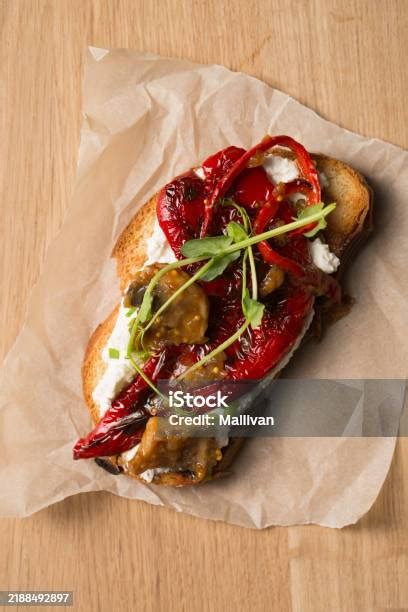 나무 테이블에 버섯 구운 고추 마이크로 그린을 곁들인 샌드위치 평면 전망 0명에 대한 스톡 사진 및 기타 이미지 0명 가정 주방 가정의 방 Istock