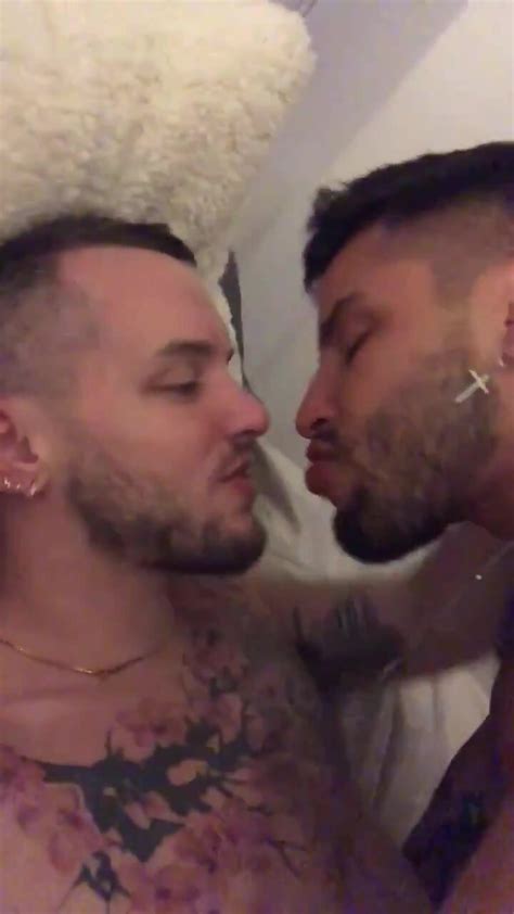 Two Muscle Hunks Kissing Romantic Pasionately Thisvid Com