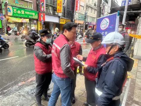 新北板橋南雅南路自來水管爆裂水勢蔓延 警消急拉封鎖線搶救中 生活焦點 要聞 Nownews今日新聞