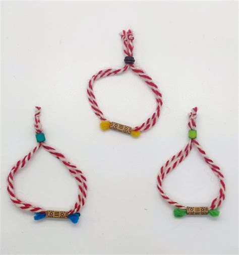 Мартеница гривна с голямо мънисто и цветен акцент С УСМИВКА ЗА ВАС