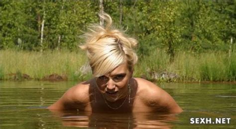 Блонда купается в озере обнаженной Pic