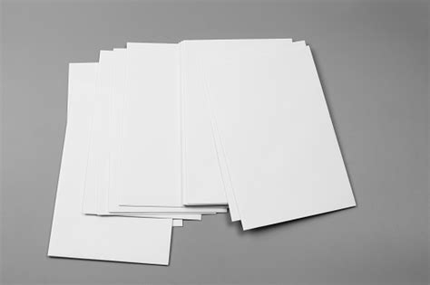 빈 초상화 모형 종이입니다 소책자 잡지 회색 변하기 쉬워 배경에 고립 된 백서 회색 절연 0명에 대한 스톡 사진 및 기타 이미지 Istock