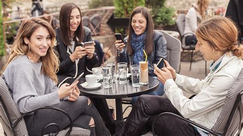카페 애플 리 케이 션 스마트폰 소셜 네트워크 재생을 사용 하 여 4 명의 여자 4 명에 대한 스톡 사진 및 기타 이미지 4 명 Brand Name Online