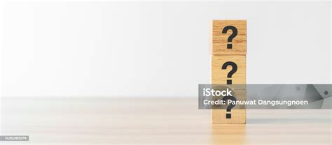 질문 테이블 배경에 나무 블록으로 단어를 표시합니다 Faq 자주 묻는 질문 답변 Q 및 A 정보 커뮤니케이션 설문지 및 브레인 스토밍 개념 물음표에 대한 스톡 사진 및 기타