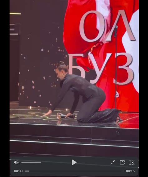 Ольга Бузова в вечернем платье встала в планку прямо на сцене