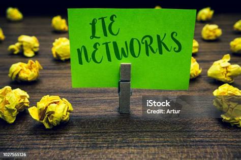 개념적 손을 쓰는 Lte 네트워크를 보여주는입니다 비즈니스 사진 텍스트 빠른 네트워크 연결 무선 통신 옷 핀 지주 녹색 종이 노트 구겨진 종이 실수에 사용할 수 있는 0명에