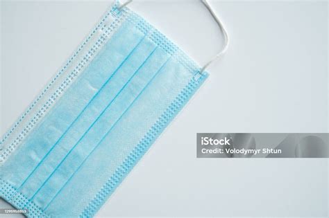 회색 배경에 얼굴 의료 마스크 코로나바이러스를 방지하기 위해 입과 코를 덮는 일회용 3ply 의료 용 마스크 코로나바이러스 검역