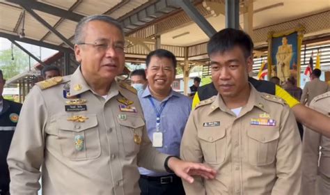 เปิดคลิป นายสถานีรถไฟ ช่วยยายเป็นใบ้ หูหนวก เดินตัดขบวนรถไฟ รอดหวุดหวิด