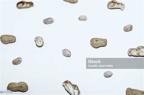 땅콩 선체 너트 껍질과 흰색 배경에 고립 된 껍질을 벗긴 땅콩의 최고 보기 0명에 대한 스톡 사진 및 기타 이미지 0명 갈색 개체 그룹 Istock