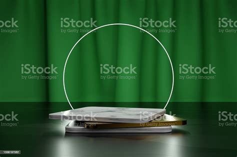 네온 서클과 정사각형 황금색과 대리석 연단은 녹색 섬유 커튼을 배경으로 제품 프리젠 테이션을위한 것입니다 빈 플랫폼 모형과 간단한 기하학적 3d 요소로 3d 모델링 장면 0