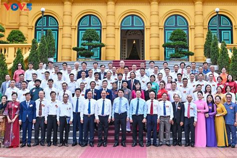 ປະ ທານ ປະ ເທດ ເລືອງ ເກື່ອງ ພົບ ປະ ກັບ ນັກ ສິ ລະ ປະ ການ ຢູ່ ໝູ່ ບ້ານ ອາ ຊີບ ຫັດ ຖະ ກຳ ດີ ເດັ່ນ ໃນ