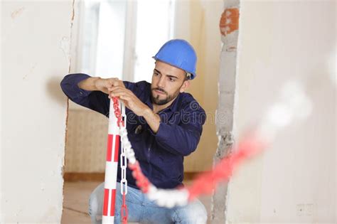 Constructor Concentrado En El Trabajo Foto De Archivo Imagen De Palma Constructor