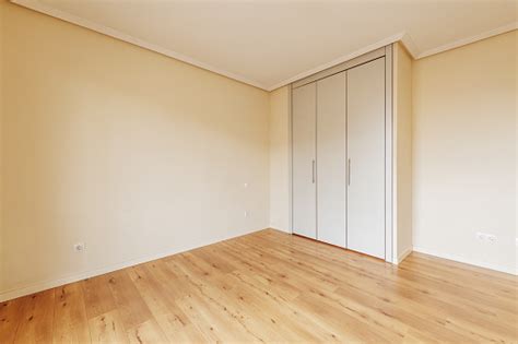 하얀 문 크림색으로 칠해진 벽 석고 몰딩 천장이 있는 맞춤형 목재 캐비닛이 있는 아름다운 밝은 소나무 나무 바닥이 있는 객실입니다 0명에 대한 스톡 사진 및 기타 이미지