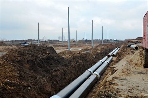 건설 현장에서 지하 폭풍 하수구 누워 도시 내 새로운 주거용 건물을 위한 지하수 시스템 건설 산업에 대한 스톡 사진 및 기타 이미지 건설 산업 건설 현장 고고학