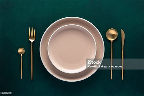 베이지 색 요리가있는 축제 장소 설정 빈 접시와 짙은 녹색 배경에 금색 칼 붙이 고급 레스토랑의 식탁 카드 또는 메뉴 템플릿 평면 디자인 식기 그릇 평면도 금 금속에 대한
