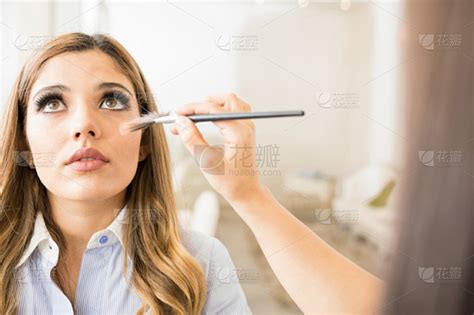 彩妆 女人 化妆师 化妆刷 美 艺术家 拉美人和西班牙裔人 水平画幅 顾客 白人