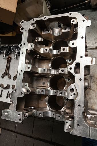 차량 수리 워크샵의 작업 대에서 4 기통 엔진을 분해 하 고 차에서 제거 했습니다 자동차 서비스 산업 강철에 대한 스톡 사진 및 기타 이미지 Istock