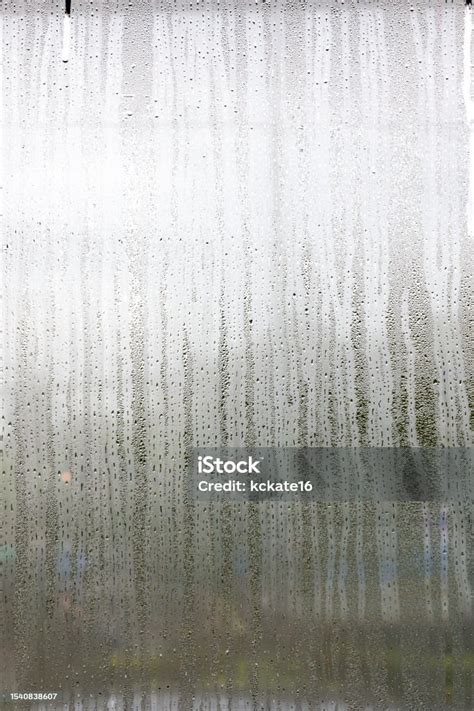 미스트 유리 실버 비 방울은 투명 유리 창에 방울을 떨어 뜨립니다 젖은 안개 유리에 물 방울과 이슬 찜에 대한 스톡 사진 및 기타 이미지 Istock