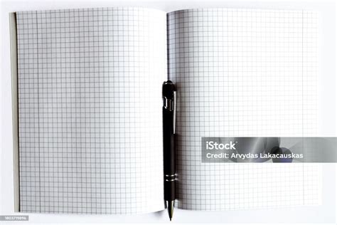 평면도 흰색 배경에 검은색 펜이 있는 체크무늬 노트북입니다 텍스트의 위치 공간을 복사합니다 0명에 대한 스톡 사진 및 기타 이미지 Istock