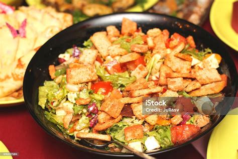 모든 종류의 맛있는 음식과 공유일 표 클로즈업 3d 애니메이션 곁들이는 요리에 대한 스톡 사진 및 기타 이미지 곁들이는 요리 고기 고명 Istock