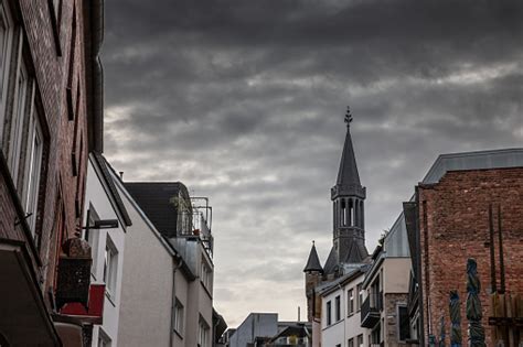 주거 목적으로 사용되는 알트 슈타 트 라고도하는 아헨 도심의 전형적인 독일 빈티지 외관에 대한 선택적 흐림 아헨은 독일 서부 도시입니다 0명에 대한 스톡 사진 및 기타