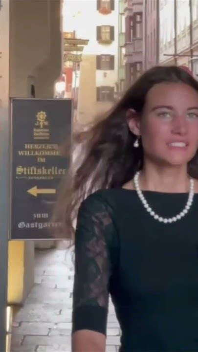 Привлекательная девушка на улицах Вельса Австрия девушка женщина красивая молодая любовь