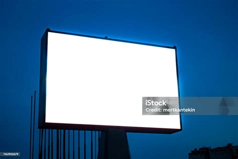 광고 포스터 화면 배경 현대 평면 스타일 야외 배너 광고에 로고 또는 텍스트에 대한 광고판 빈 모형 및 템플릿 빈 프레임 0명에