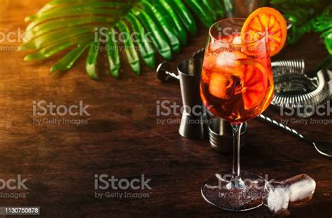 피 묻은 오렌지 여름 이탈리아 신선한 알콜 차가운 음료와 큰 와인 유리에 아 페로 스 프리츠 칵테일 검은색에 대한 스톡 사진 및 기타 이미지 Istock