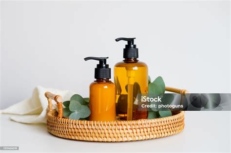 호박색 유리 액체 비누 디스펜서 병과 화장실테이블에 등나무 트레이에 유칼립투스 Spa 유기농 천연 화장품 세트 비누 용기에 대한 스톡 사진 및 기타 이미지 Istock