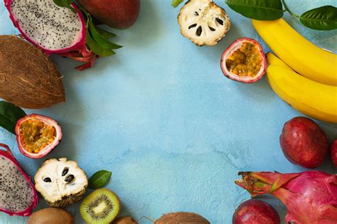 과일 배경입니다 파란색 돌 배경에 모듬 잘 익은 육즙 이국적인 아시아 여름 계절 과일 상단보기 평면 누워 배경입니다 공간을 복사합니다 0명에 대한 스톡 사진 및 기타 이미지