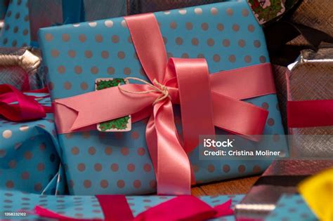 파란색 종이와 분홍색 리본으로 싸여 있는 크리스마스 선물 0명에 대한 스톡 사진 및 기타 이미지 0명 Ribbon Cutting 겨울 Istock
