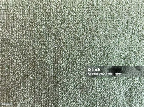 연한 녹색 수건의 복잡한 질감을 포착하고 푹신하고 흡수력이 있는 섬유를 강조하여 모든 욕실 환경에서 차분하고 매력적인 시각적 경험을 제공합니다 0명에 대한 스톡 사진 및