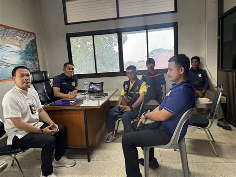 อดีตนักการเมืองดังปี่ตบหน้าผู้ใหญ่บ้าน ใช้ปืนข่มขู่บังคับให้ก้มลงกราบเท้า